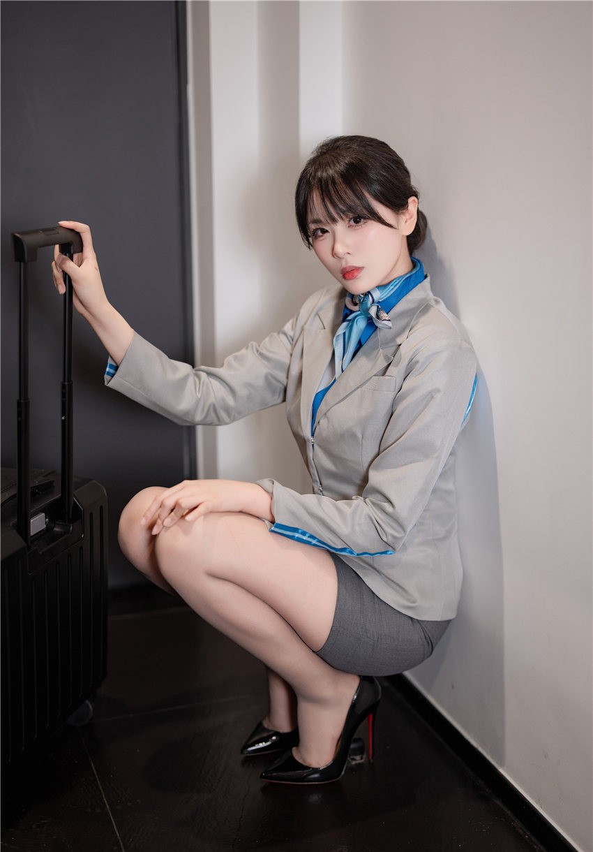 轩萧学姐 生日作 空姐黑咝+灰咝 [140P2V-7.82G]-九月乐园